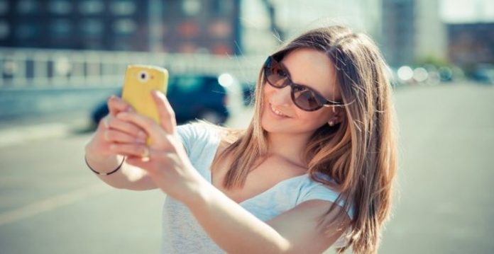 Selfitis nedir? Selfie çekme hastalığı belirtileri - PressTurk