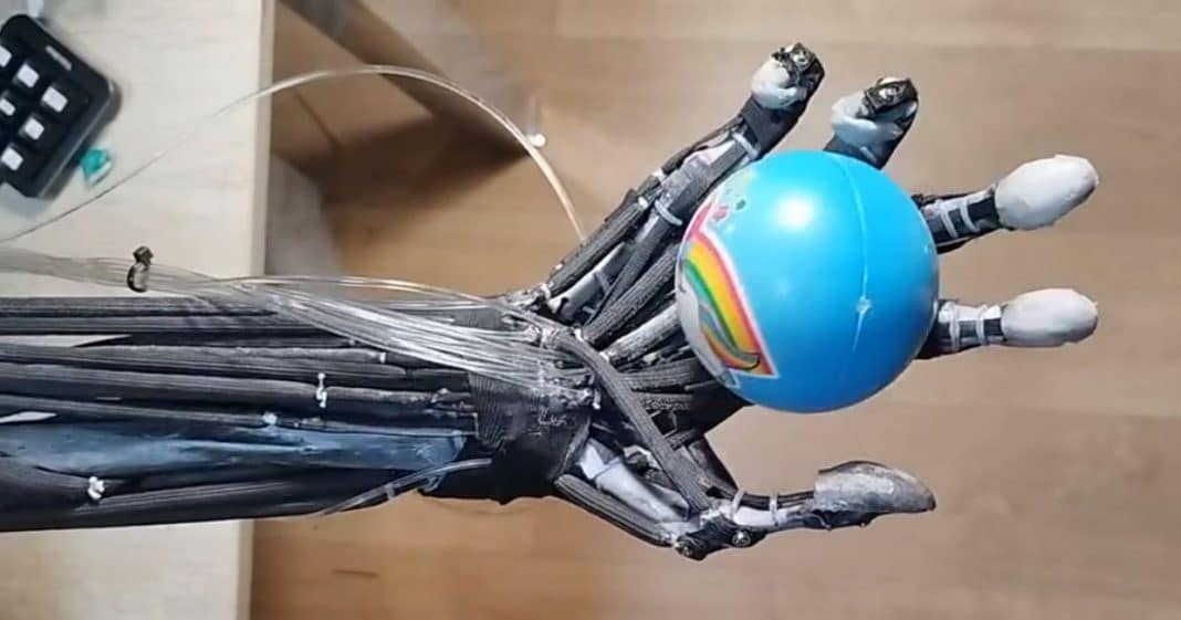 Sentetik insan modeline ilk adım: Robotik el üretildi!