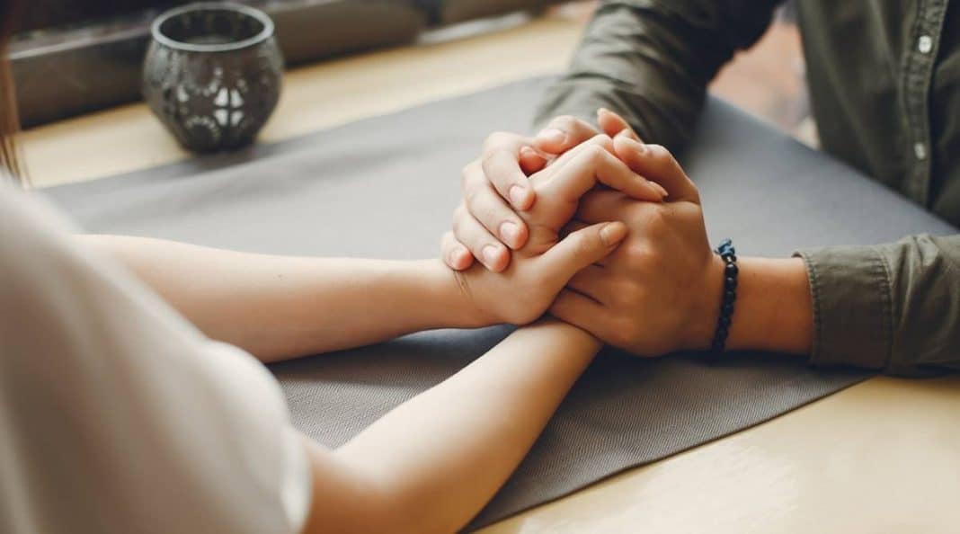 Erkek arkadaşına alerjisi olan kadının ilginç hikayesi - İndigo Dergisi